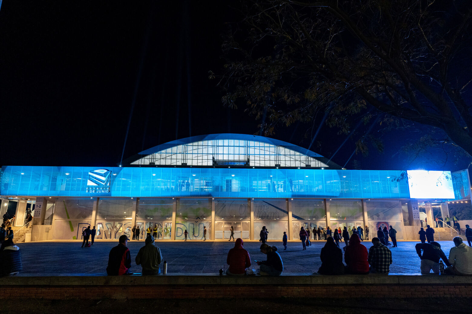 La remodelación del estadio cerrado costó más de 6 millones de dólares ...